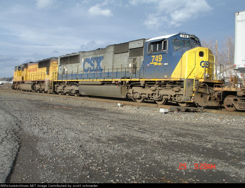 CSX 749 & UP 4182 lead the CSX Q109 WB